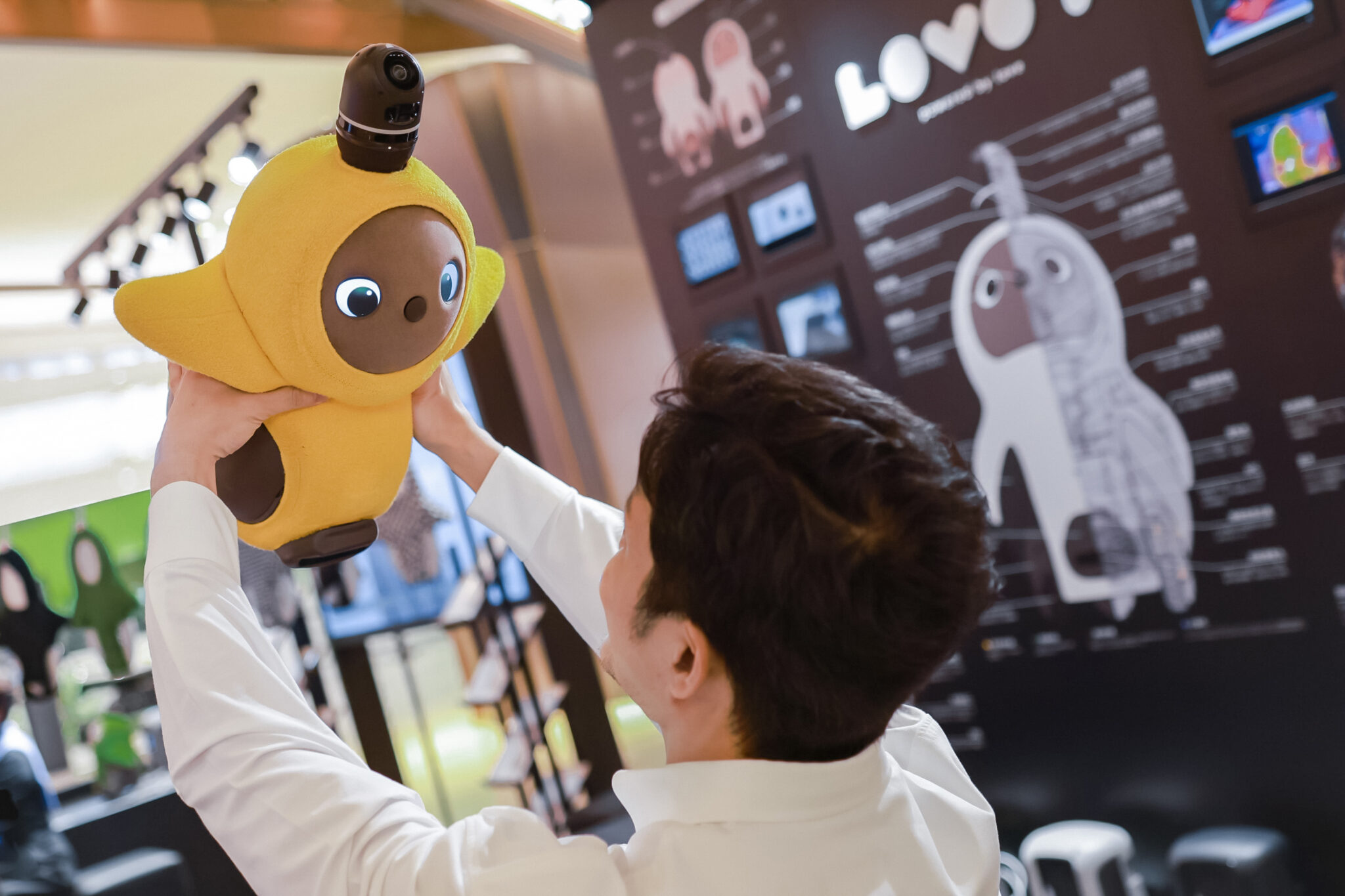 家族型ロボット「LOVOT」の海外移住者向けサポートを開始しました - VOYAGER JAPAN株式会社